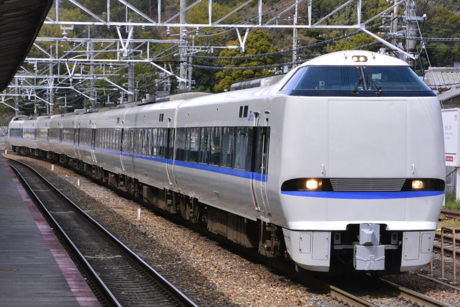 JR681系と683系の先頭車における見分け方 | 鉄道旅のガイド