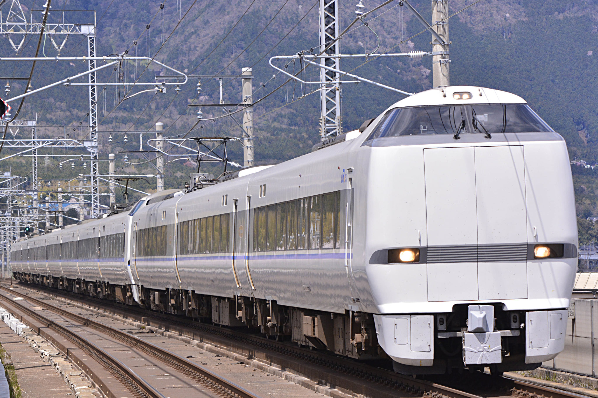 JR681系と683系の先頭車における見分け方 | 鉄道旅のガイド