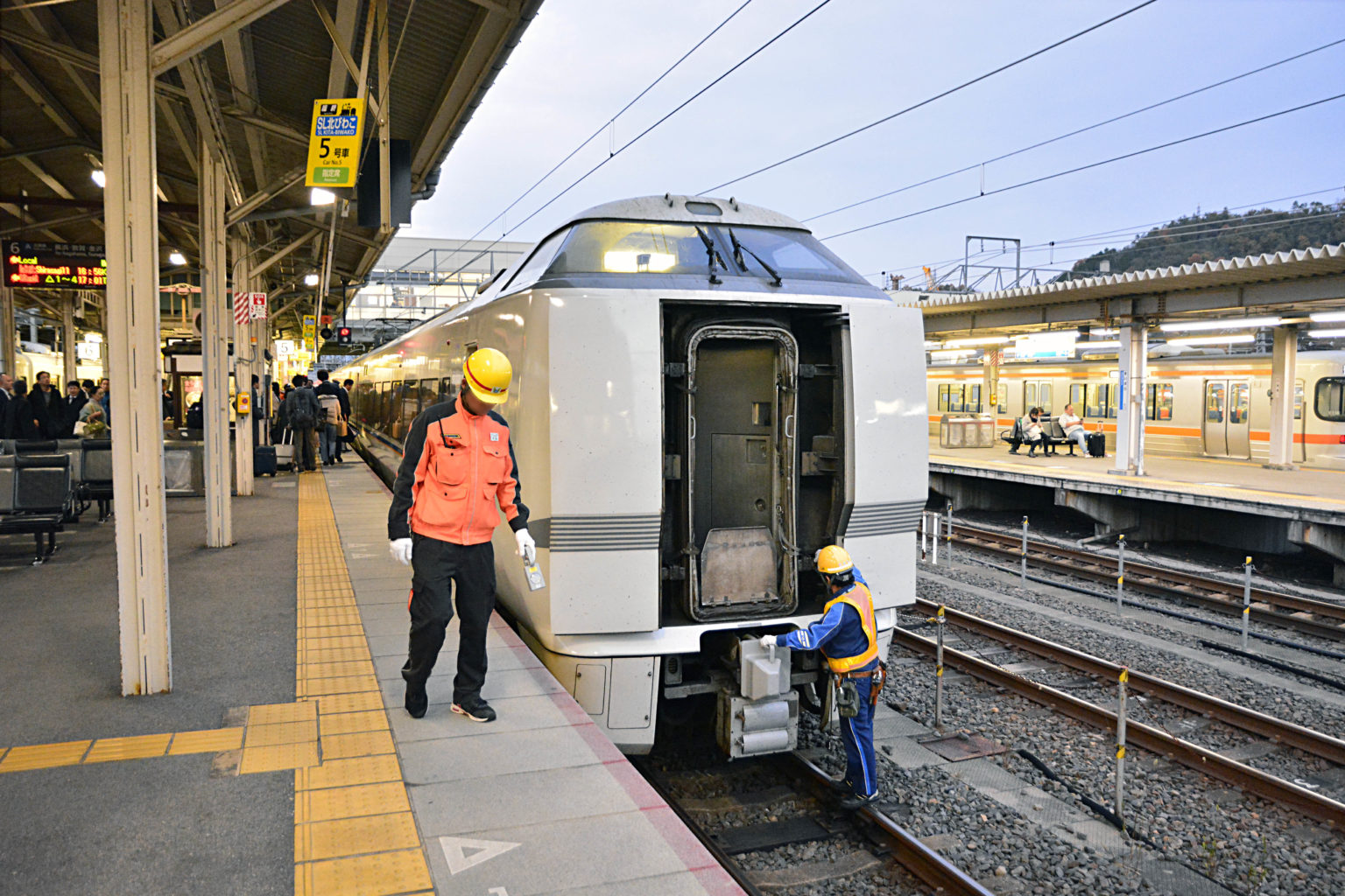 JR681系と683系の先頭車における見分け方 | 鉄道旅のガイド