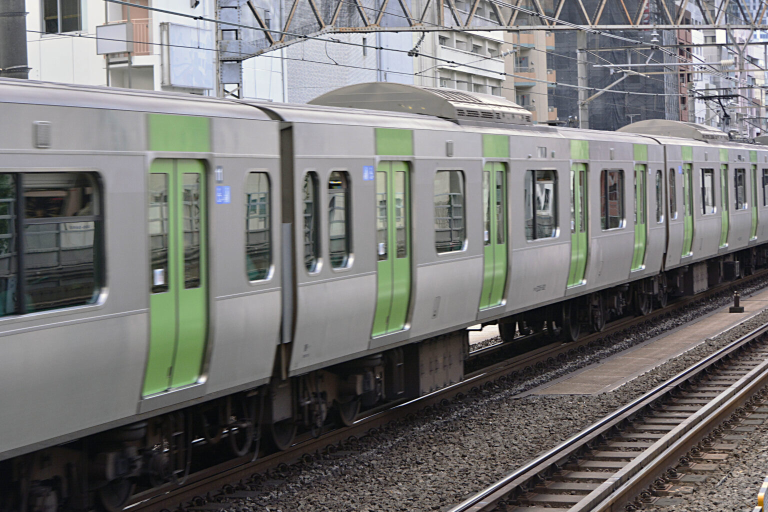 JR山手線10号車の屋根は他号車の屋根とナゼ異なる!? | 鉄道旅のガイド